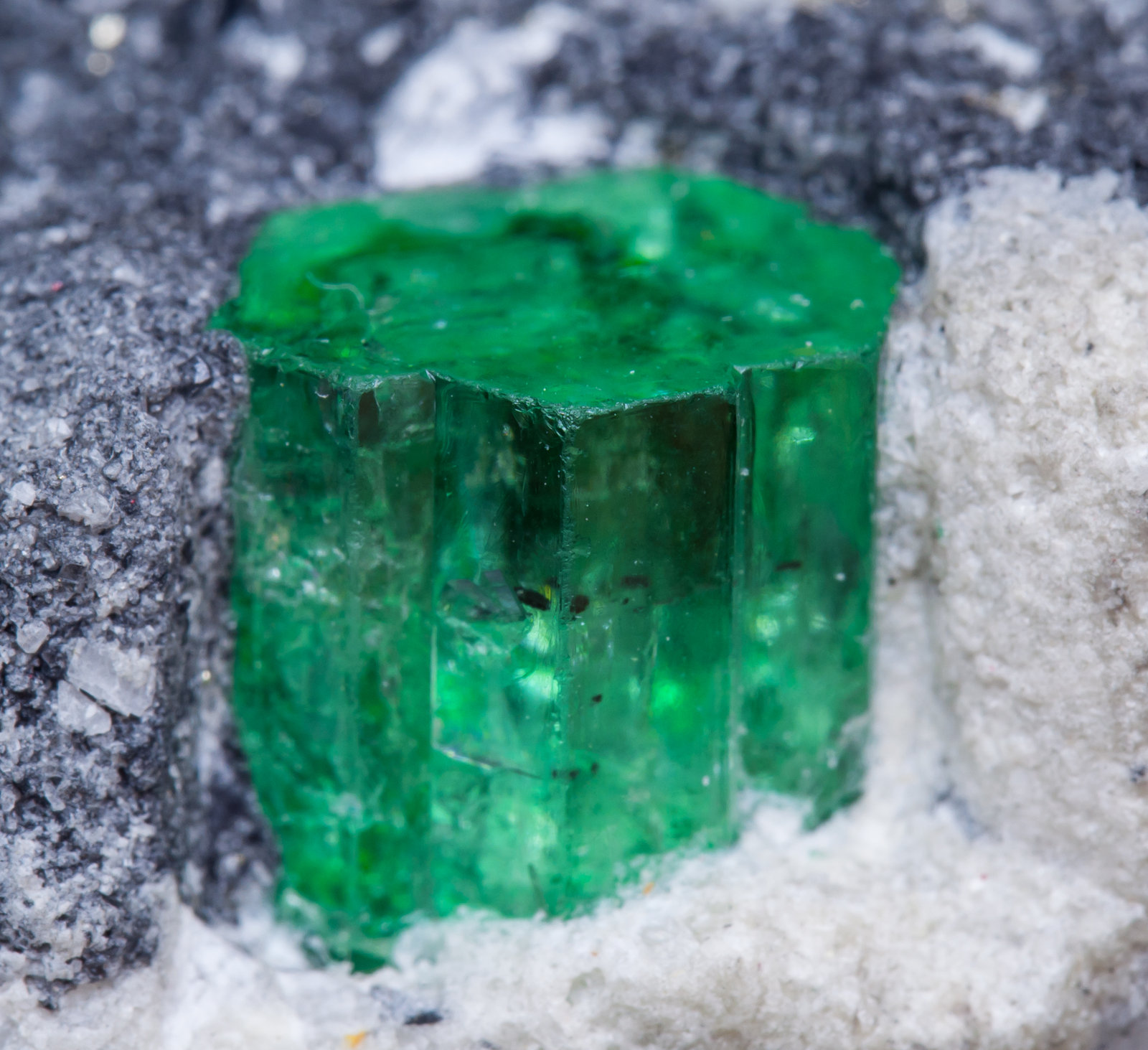 Beryl (variety emerald) with Calcite - Muzo mining district, Western ...