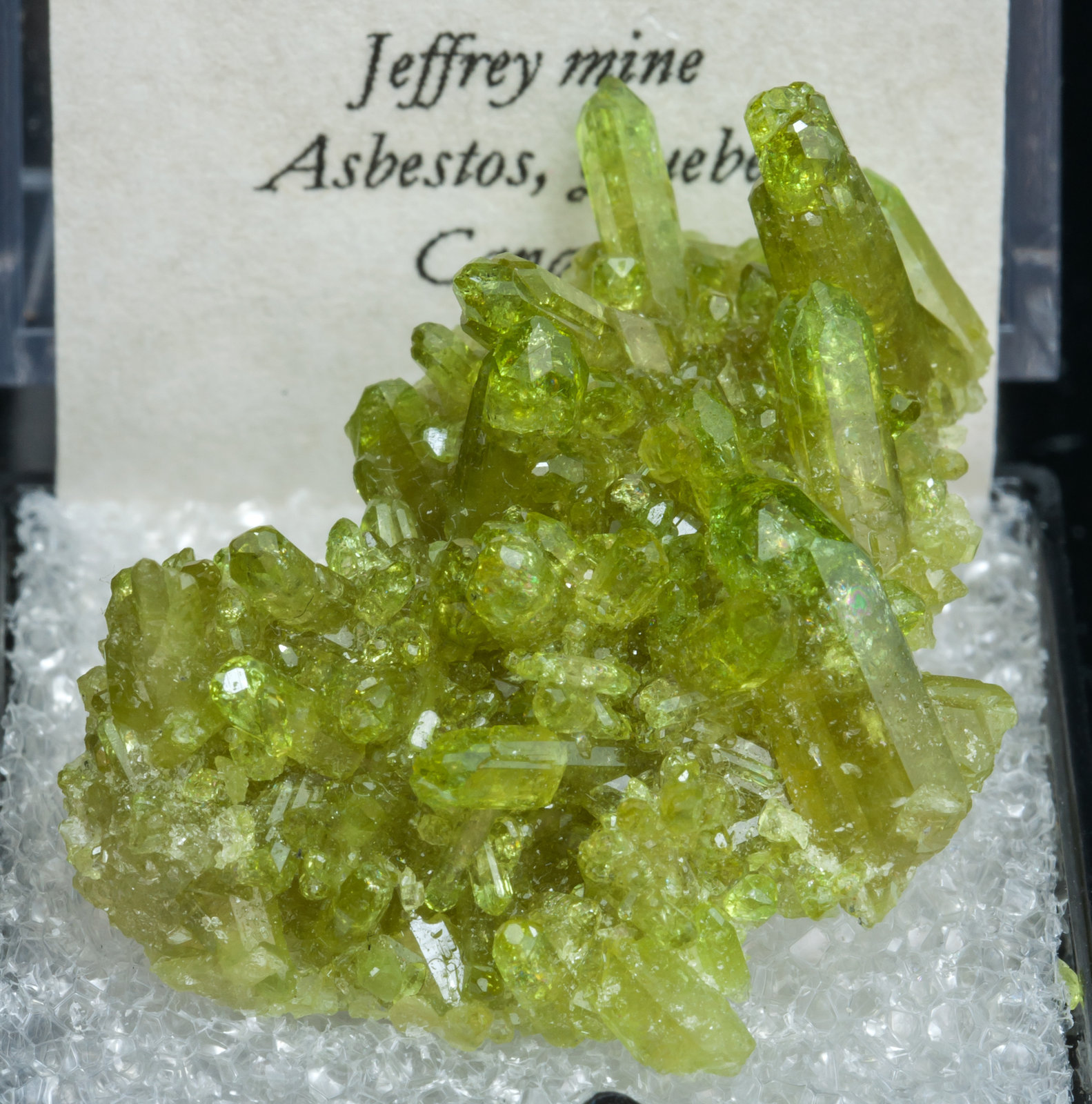 Vesuvianite - Jeffrey Mine, Asbestos, Les Sources RCM, Estrie, Québec ...