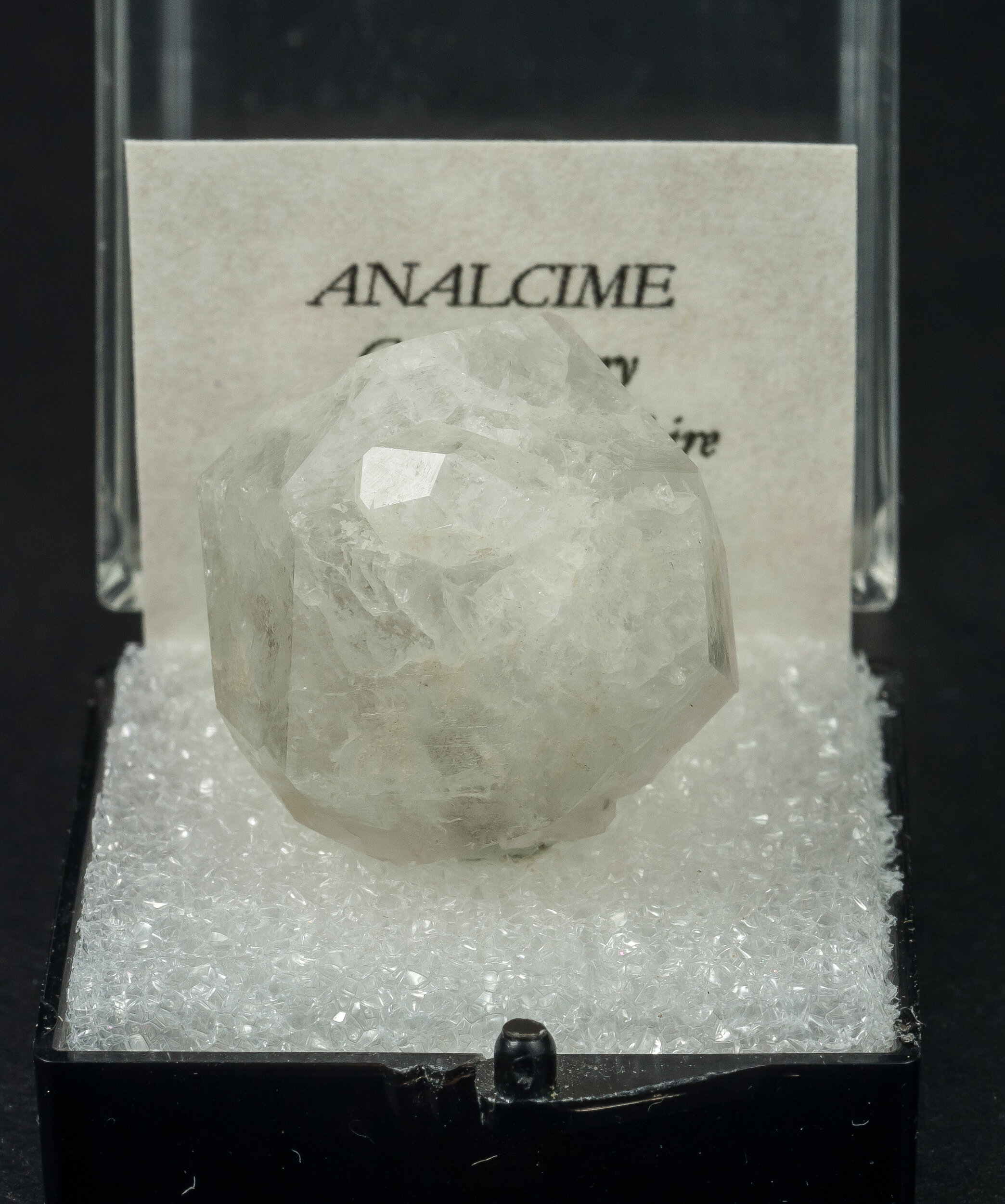 Analcime - Croft Quarry, Croft, Blaby, Leicestershire, East Midlands ...