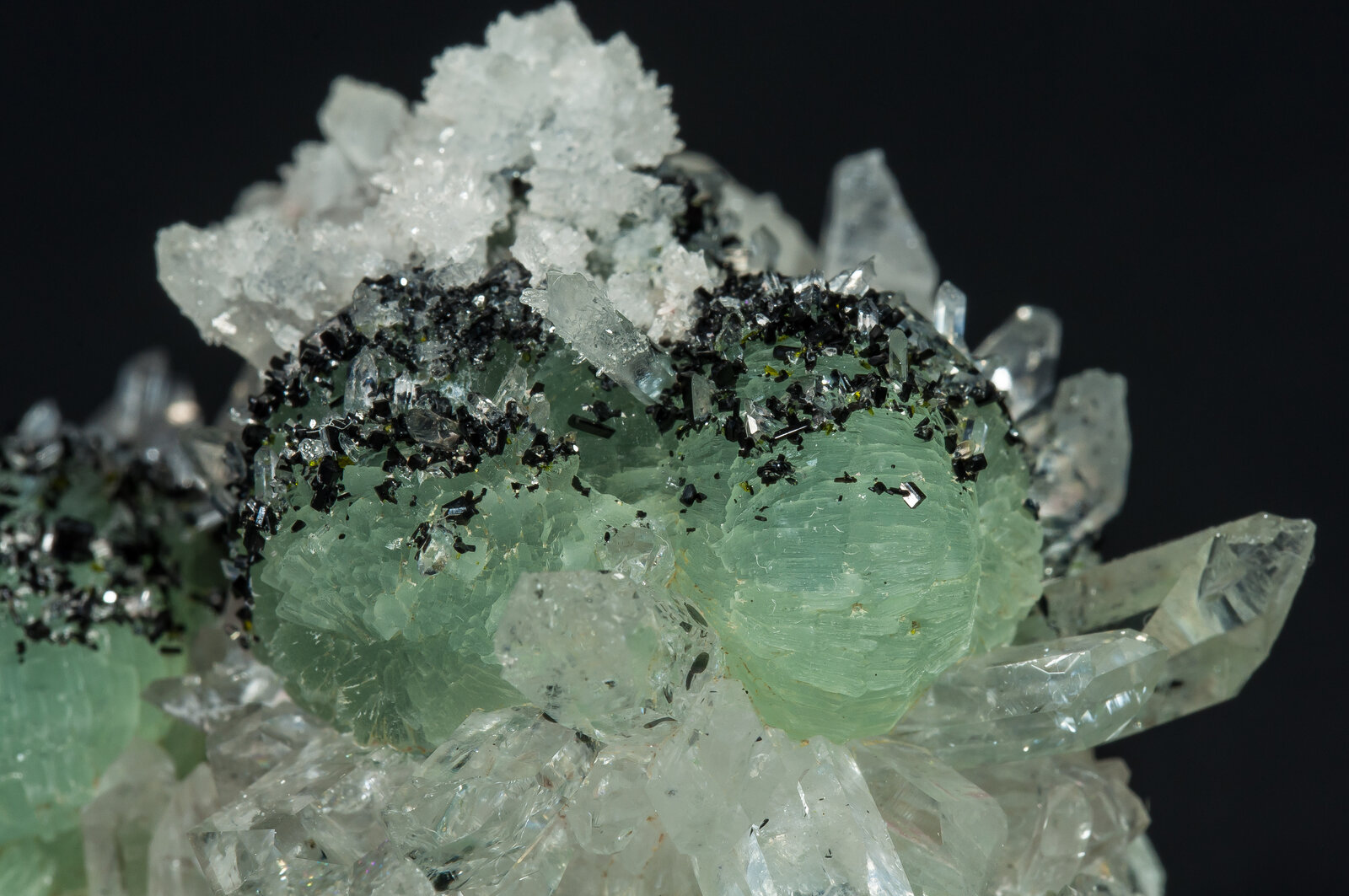 Babingtonite on Prehnite and Quartz - Babingtonite occurrences, Qiaojia ...