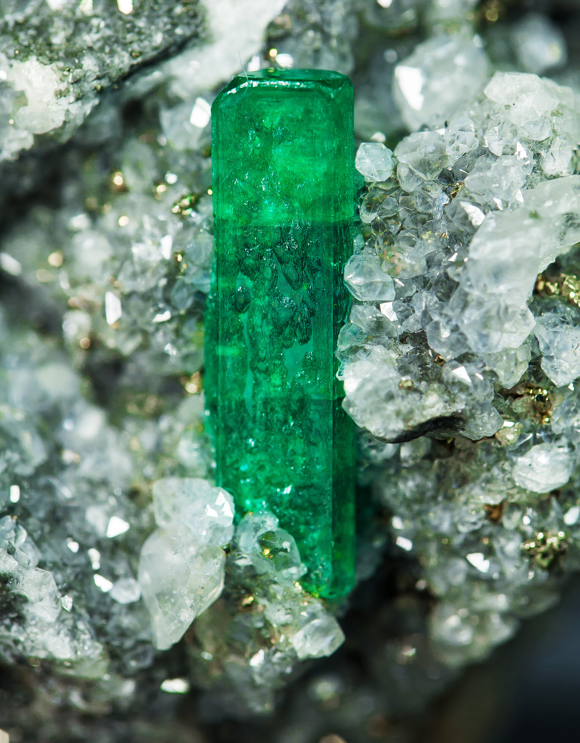 Beryl (variety emerald) on Calcite - Muzo mining district, Western ...
