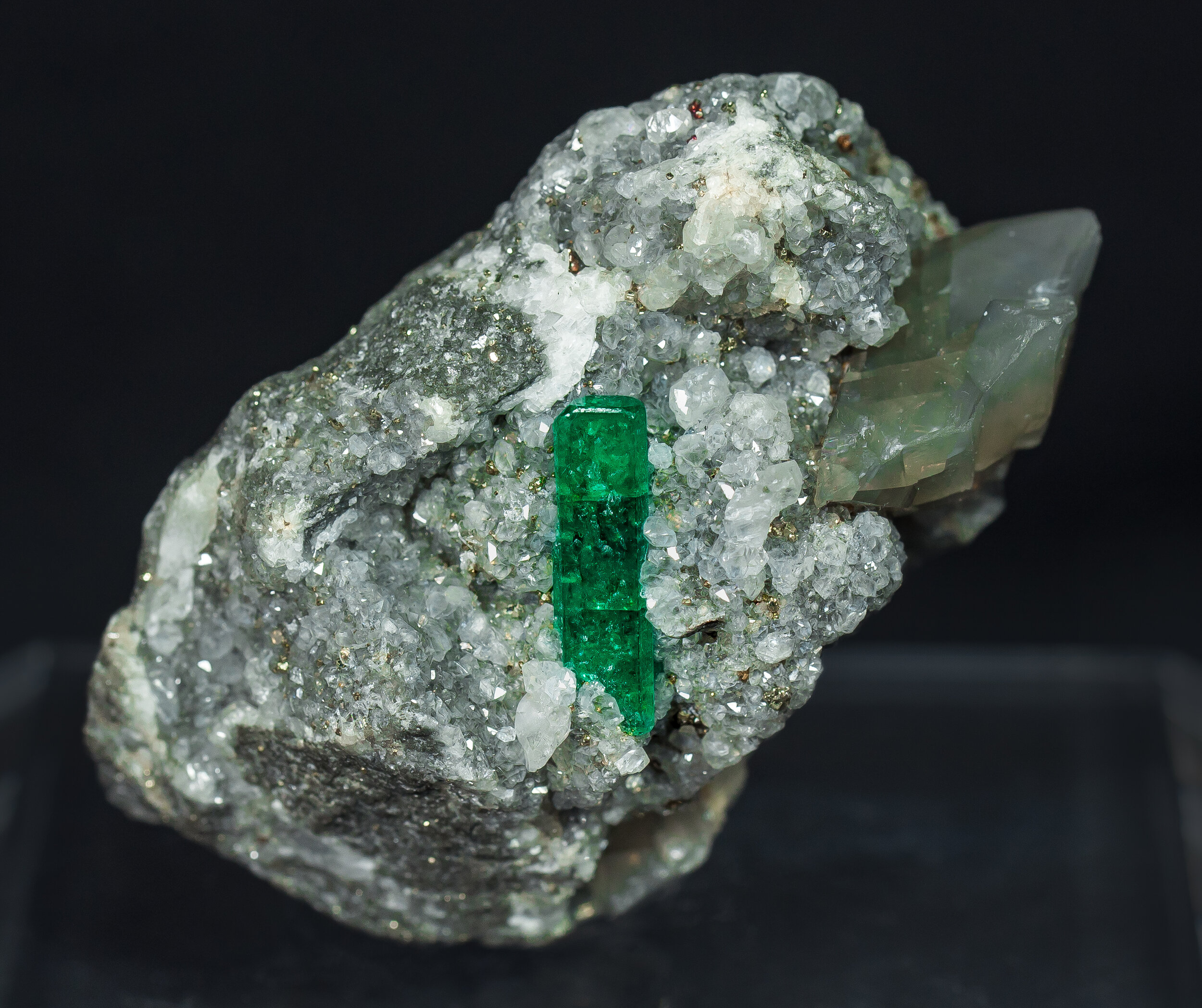 Beryl (variety emerald) on Calcite - Muzo mining district, Western ...