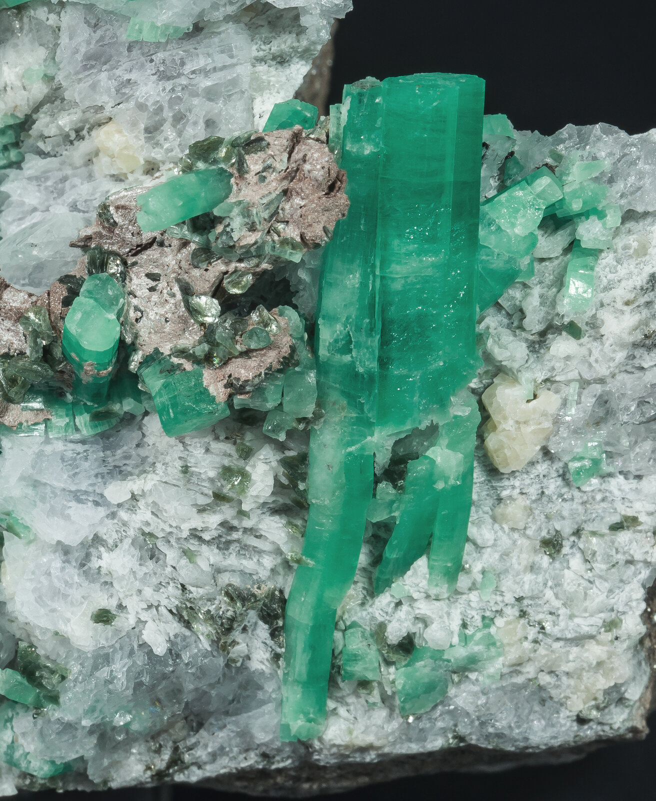 Beryl (variety emerald) - Dayakou Mine, Mengdong Township, Malipo ...