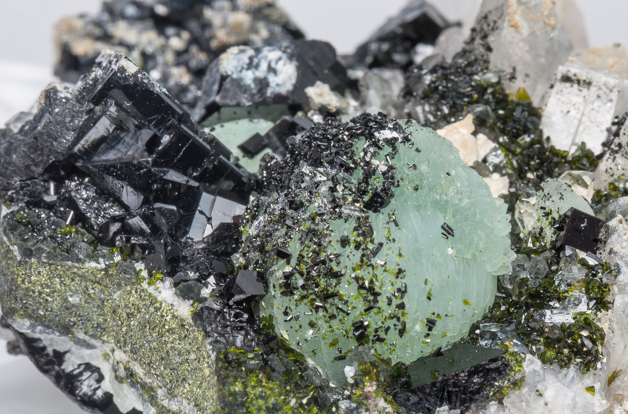 Babingtonite, Quartz, Prehnite - Babingtonite occurrences, Qiaojia ...