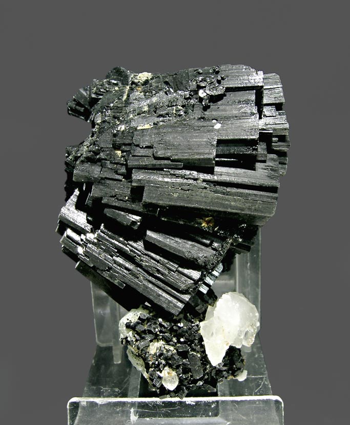 Babingtonite with Prehnite and Quartz - Babingtonite occurrences ...