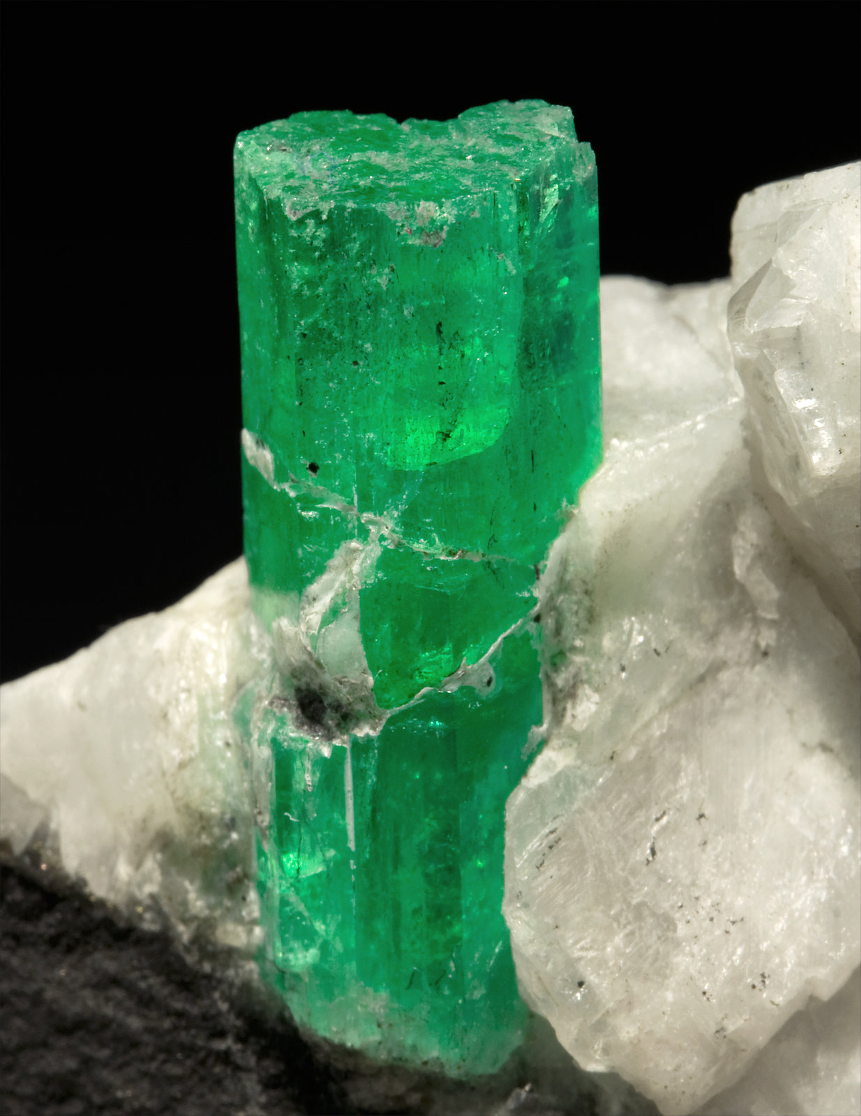 Beryl (variety emerald) with Calcite - La Pita mining district, Cunas ...