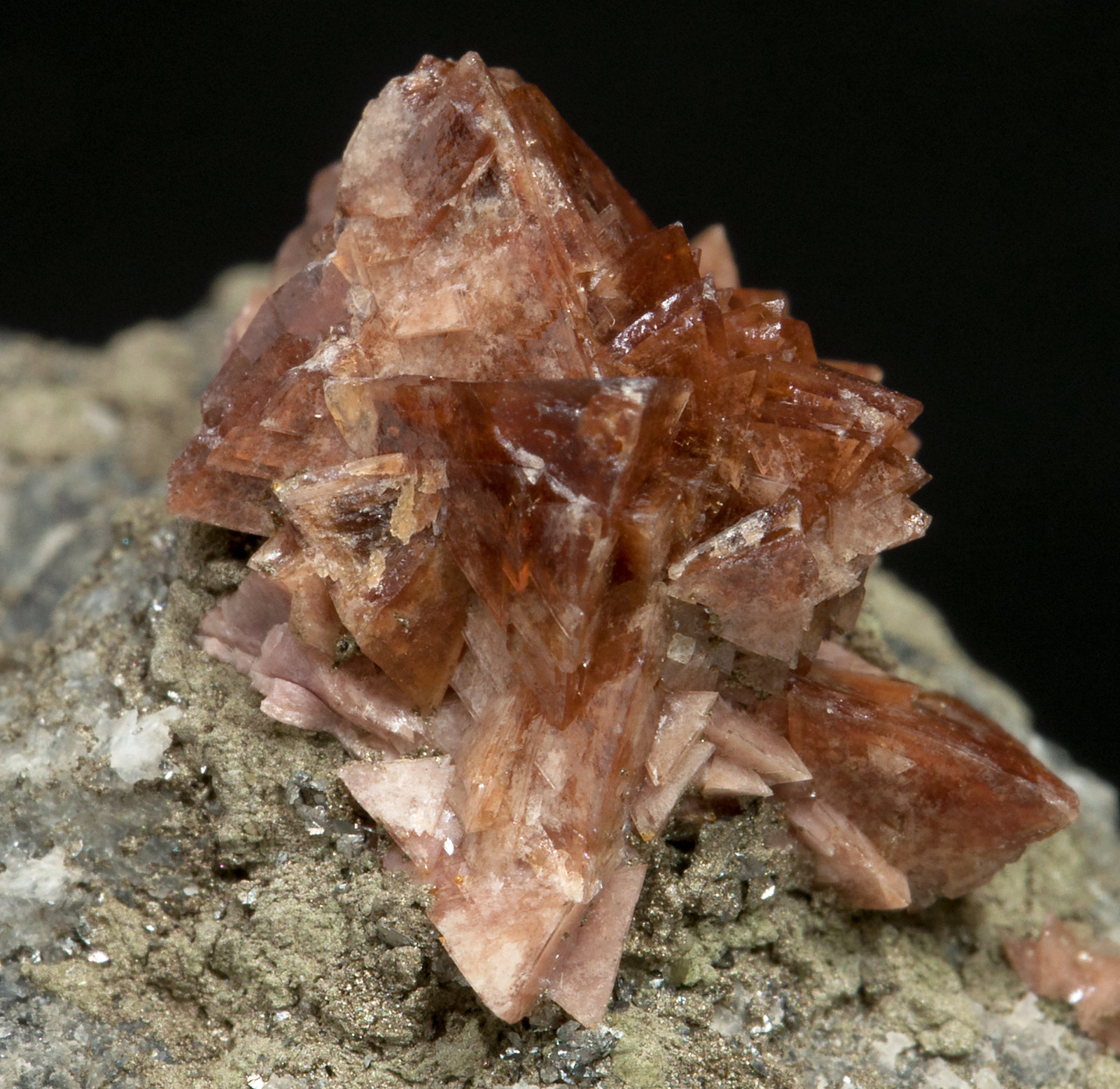 Helvine-Genthelvite with Calcite and Magnetite - Huanggang Mines ...